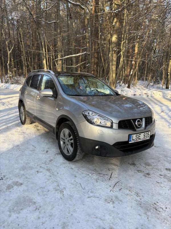 Grey Nissan qashqai+2 2010 in Alytus, with an engine capacity of 1.60 L and mileage of 320 thousand km for 4300 €, photo 1 on AUTOMOTO.COM.LV