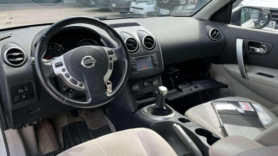 White Nissan qashqai+2 2010 in Marijampole, with an engine capacity of 1.60 L and mileage of 265 thousand km for 3700 €, photo 8 on AUTOMOTO.COM.LV