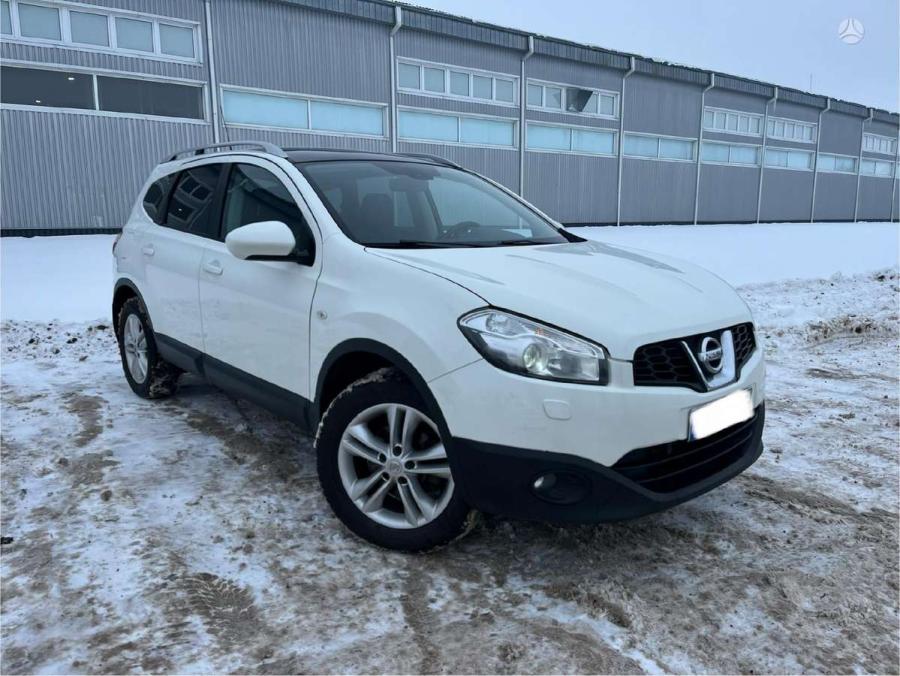 White Nissan qashqai+2 2011 in Taurage, with an engine capacity of 1.46 L and mileage of 290 thousand km for 4900 €, photo 1 on AUTOMOTO.COM.LV