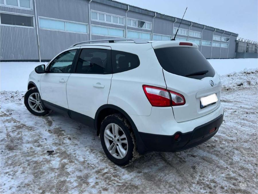 White Nissan qashqai+2 2011 in Taurage, with an engine capacity of 1.46 L and mileage of 290 thousand km for 4900 €, photo 2 on AUTOMOTO.COM.LV