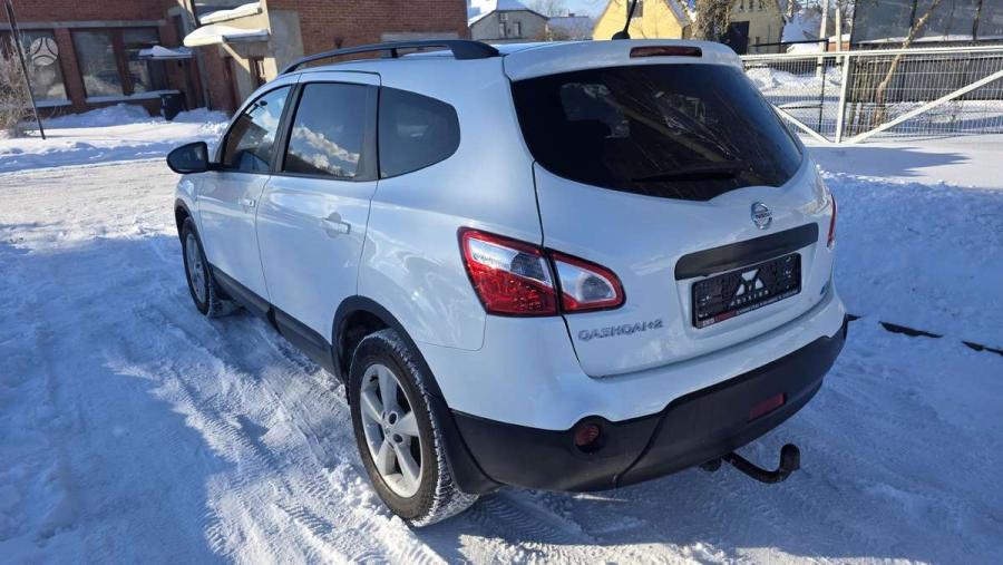 White Nissan qashqai+2 2014 in Siauliai, with an engine capacity of 1.60 L and mileage of 270 thousand km for 5700 €, photo 3 on AUTOMOTO.COM.LV