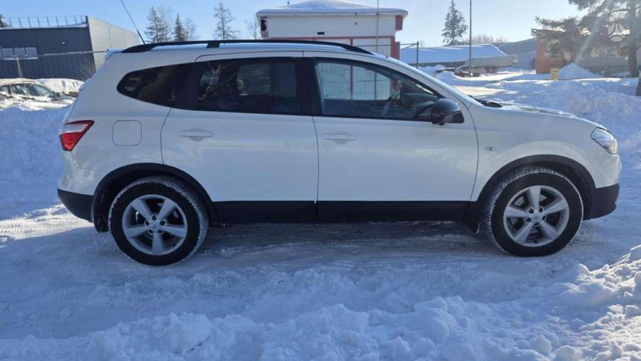 White Nissan qashqai+2 2014 in Siauliai, with an engine capacity of 1.60 L and mileage of 270 thousand km for 5700 €, photo 6 on AUTOMOTO.COM.LV