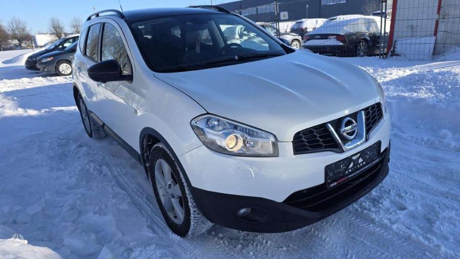 White Nissan qashqai+2 2014 in Siauliai, with an engine capacity of 1.60 L and mileage of 270 thousand km for 5700 €, photo 7 on AUTOMOTO.COM.LV