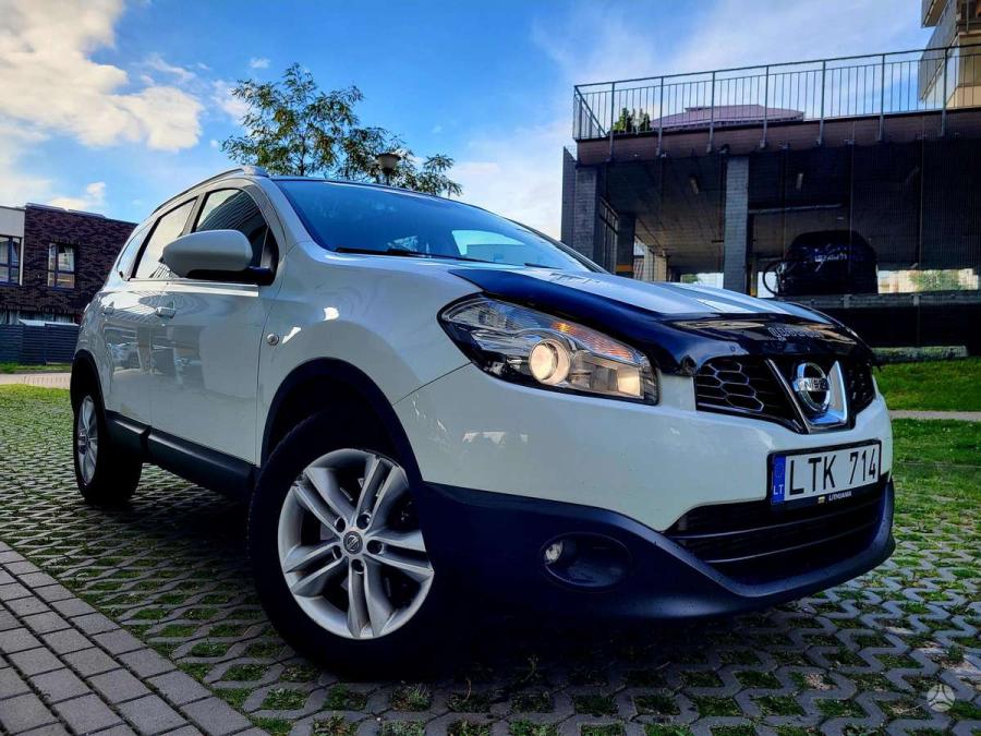White Nissan qashqai+2 2010 in Vilnius, with an engine capacity of 2.00 L and mileage of 296 thousand km for 3250 €, photo 1 on AUTOMOTO.COM.LV