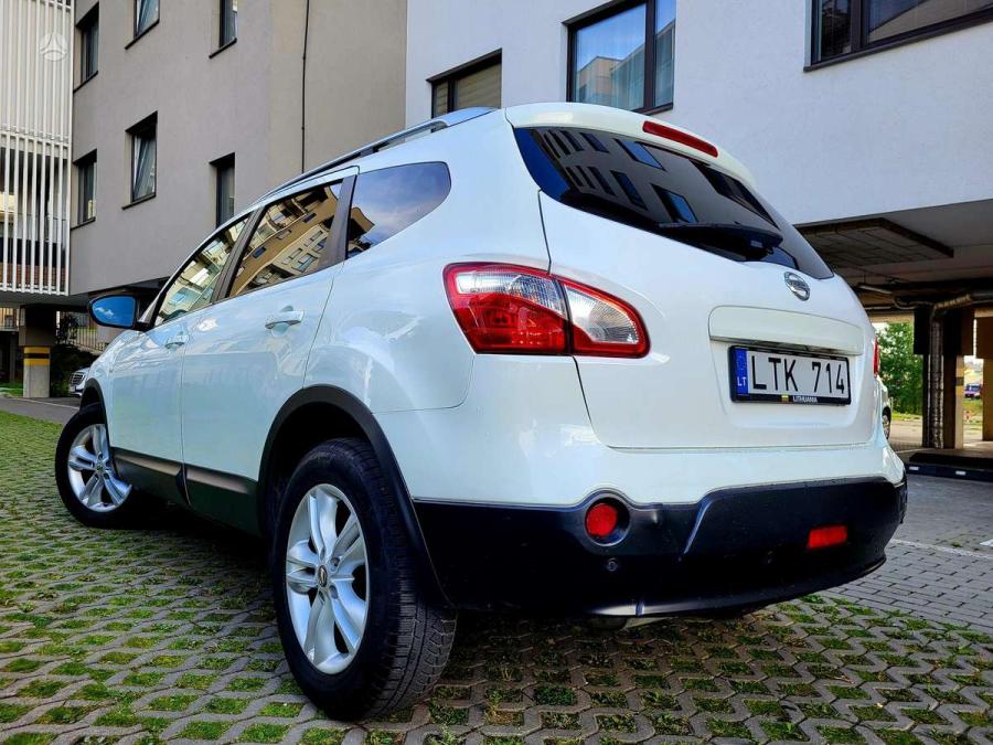 White Nissan qashqai+2 2010 in Vilnius, with an engine capacity of 2.00 L and mileage of 296 thousand km for 3250 €, photo 7 on AUTOMOTO.COM.LV