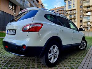 White Nissan qashqai+2 2010 in Vilnius, with an engine capacity of 2.00 L and mileage of 296 thousand km for 3250 €, photo 8 on AUTOMOTO.COM.LV