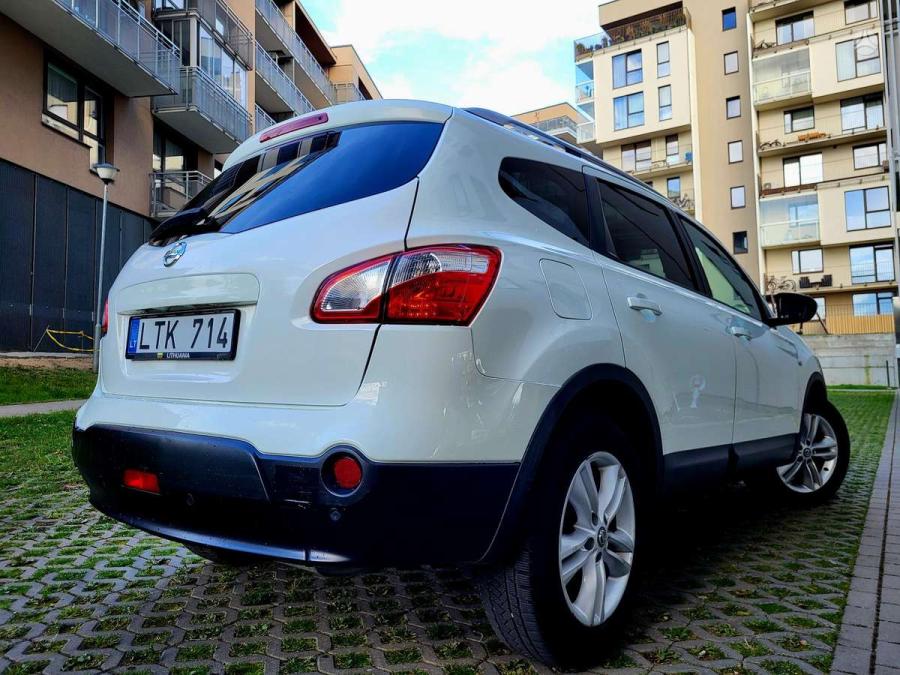 White Nissan qashqai+2 2010 in Vilnius, with an engine capacity of 2.00 L and mileage of 296 thousand km for 3250 €, photo 9 on AUTOMOTO.COM.LV