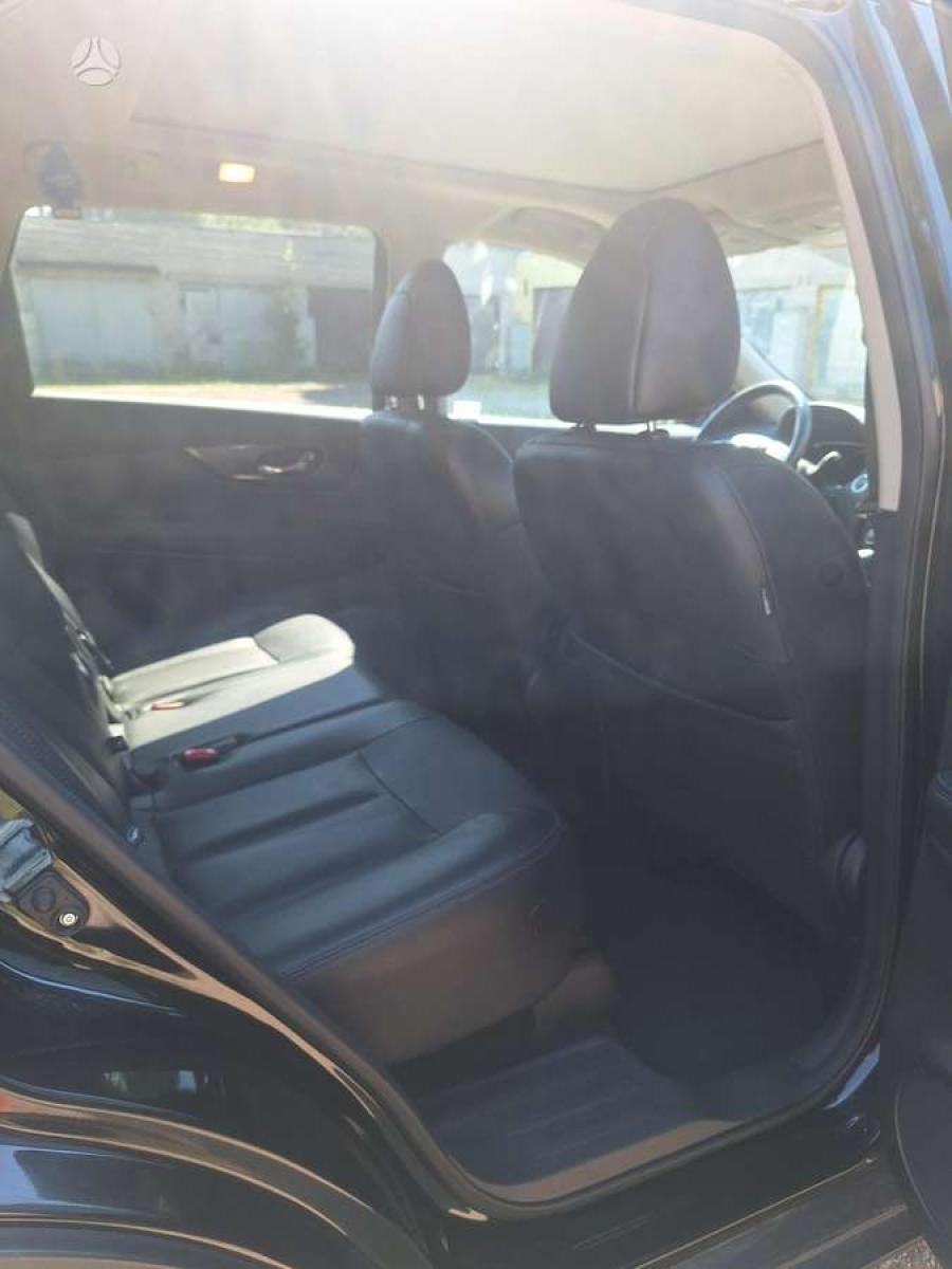 Black Nissan Rogue 2016 in Palanga, with an engine capacity of 2.49 L and mileage of 140 thousand km for 9500 €, photo 7 on AUTOMOTO.COM.LV