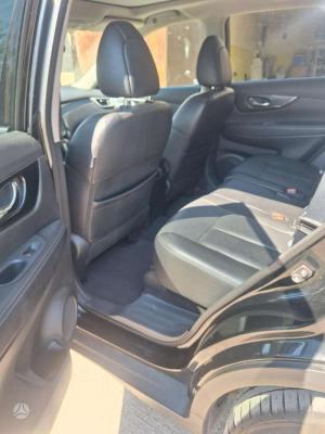 Black Nissan Rogue 2016 in Palanga, with an engine capacity of 2.49 L and mileage of 140 thousand km for 9500 €, photo 8 on AUTOMOTO.COM.LV