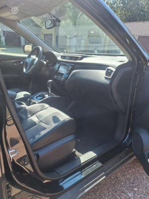 Black Nissan Rogue 2016 in Palanga, with an engine capacity of 2.49 L and mileage of 140 thousand km for 9500 €, photo 9 on AUTOMOTO.COM.LV
