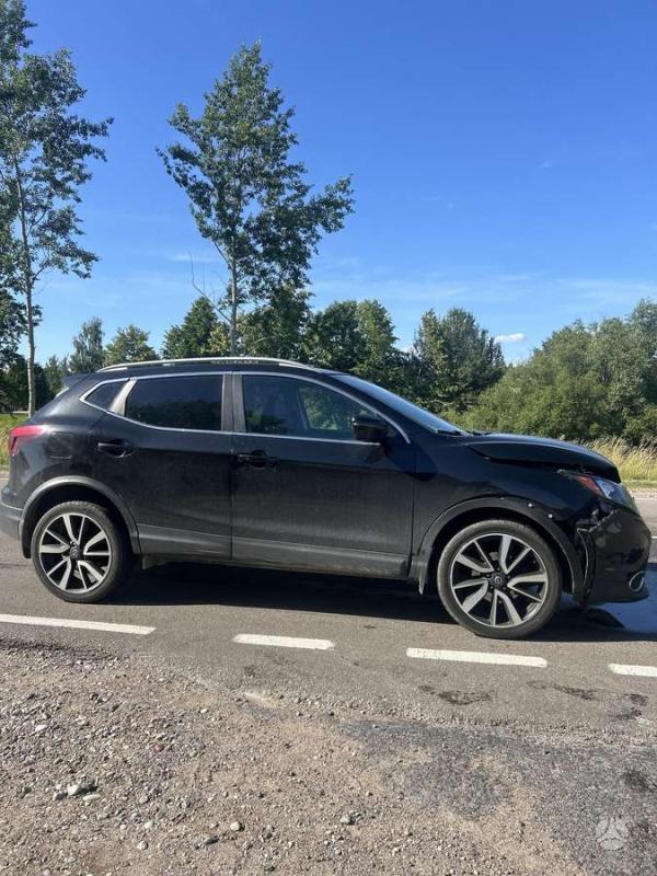 Black Nissan Rogue 2017 in Jurbarkas, with an engine capacity of 0.00 L and mileage of 98 thousand km for 6000 €, photo 1 on AUTOMOTO.COM.LV