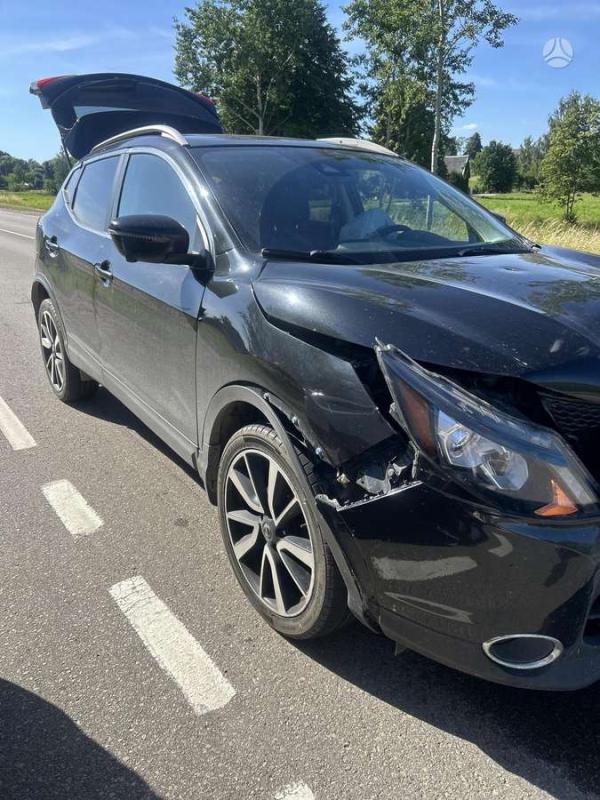 Black Nissan Rogue 2017 in Jurbarkas, with an engine capacity of 0.00 L and mileage of 98 thousand km for 6000 €, photo 2 on AUTOMOTO.COM.LV