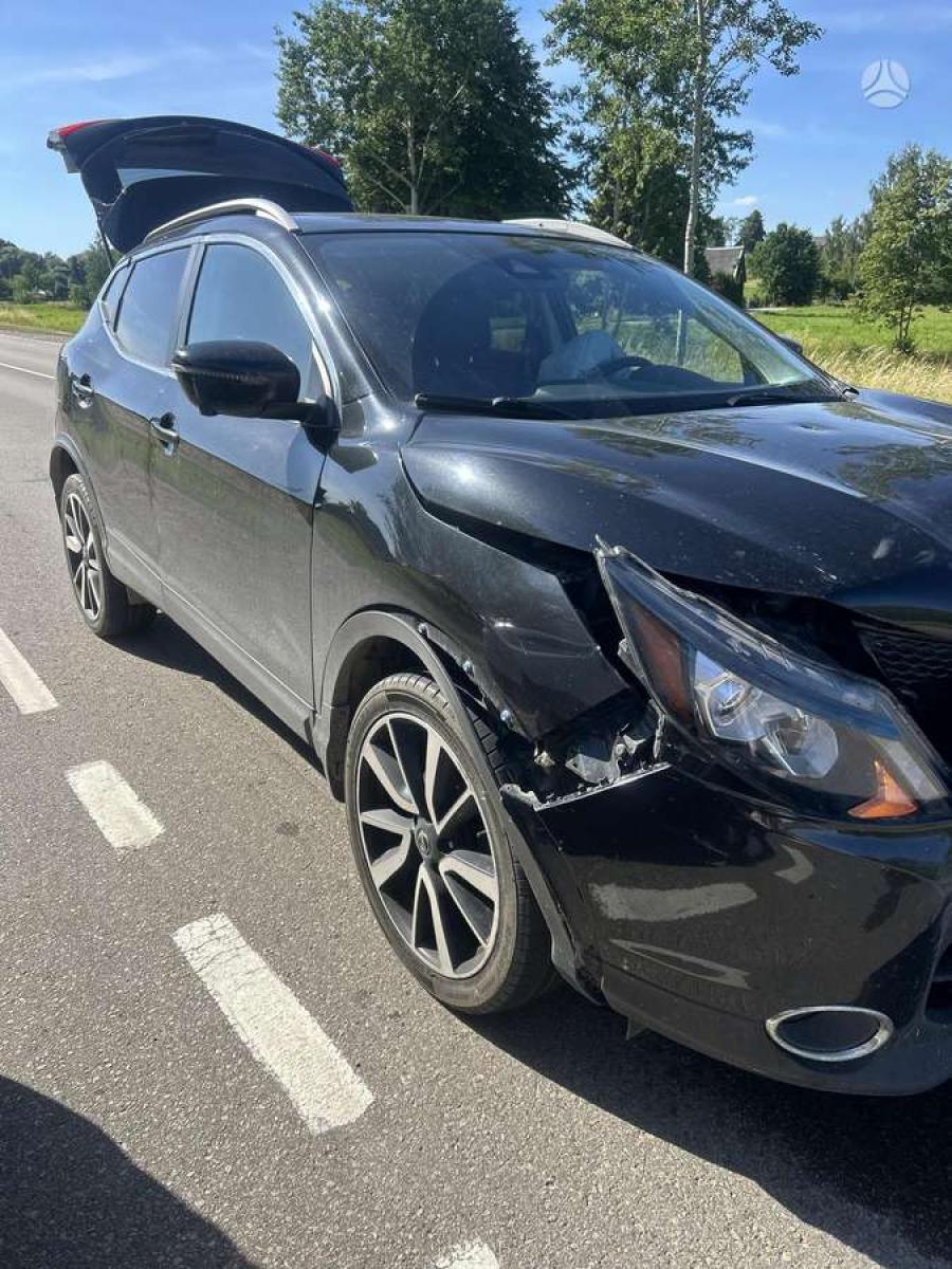 Black Nissan Rogue 2017 in Jurbarkas, with an engine capacity of 0.00 L and mileage of 98 thousand km for 6000 €, photo 3 on AUTOMOTO.COM.LV