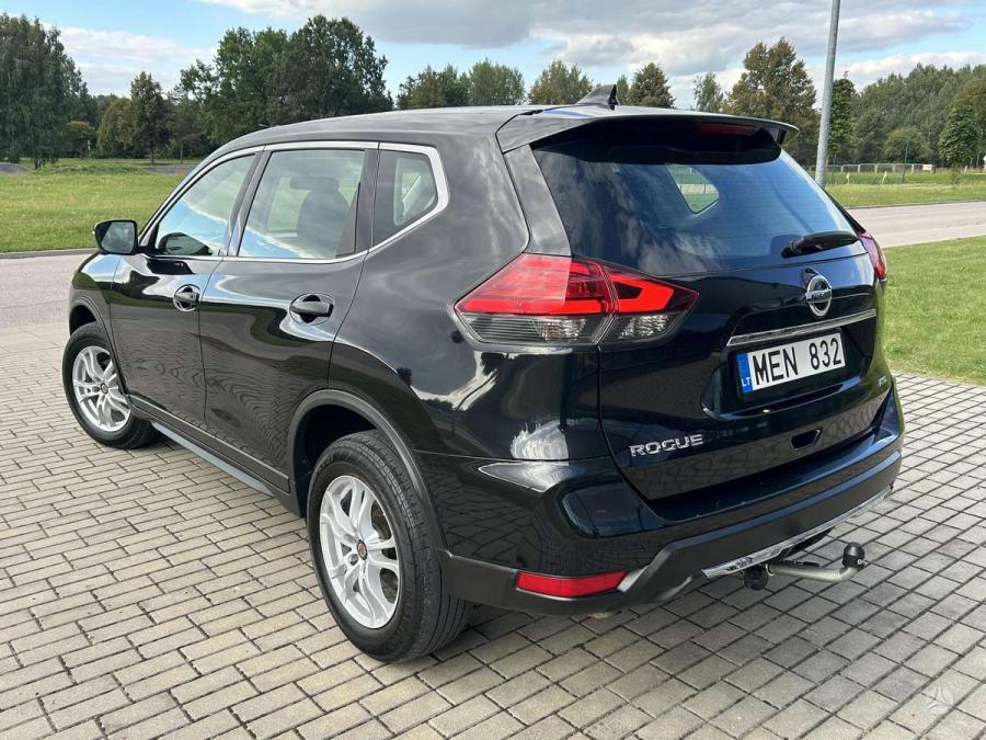 Black Nissan Rogue 2017 in Prienai, with an engine capacity of 2.50 L and mileage of 73 thousand km for 10950 €, photo 4 on AUTOMOTO.COM.LV