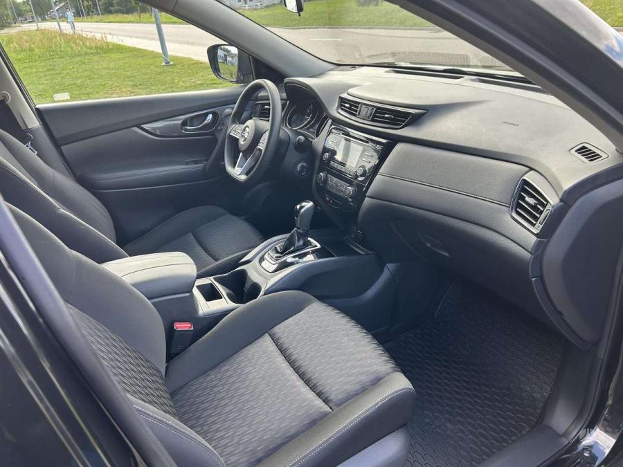 Black Nissan Rogue 2017 in Prienai, with an engine capacity of 2.50 L and mileage of 73 thousand km for 10950 €, photo 10 on AUTOMOTO.COM.LV