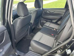 Black Nissan Rogue 2017 in Prienai, with an engine capacity of 2.50 L and mileage of 73 thousand km for 10950 €, photo 11 on AUTOMOTO.COM.LV