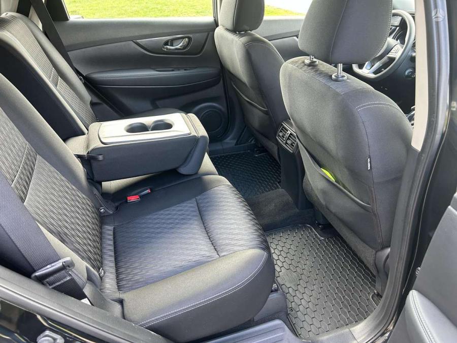 Black Nissan Rogue 2017 in Prienai, with an engine capacity of 2.50 L and mileage of 73 thousand km for 10950 €, photo 12 on AUTOMOTO.COM.LV