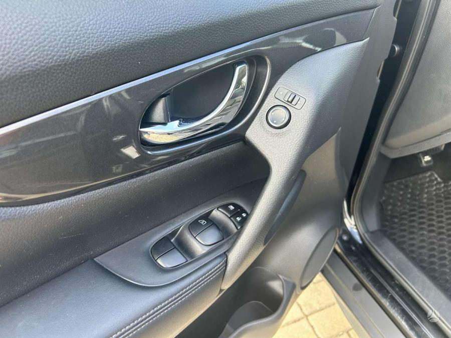 Black Nissan Rogue 2017 in Prienai, with an engine capacity of 2.50 L and mileage of 73 thousand km for 10950 €, photo 18 on AUTOMOTO.COM.LV