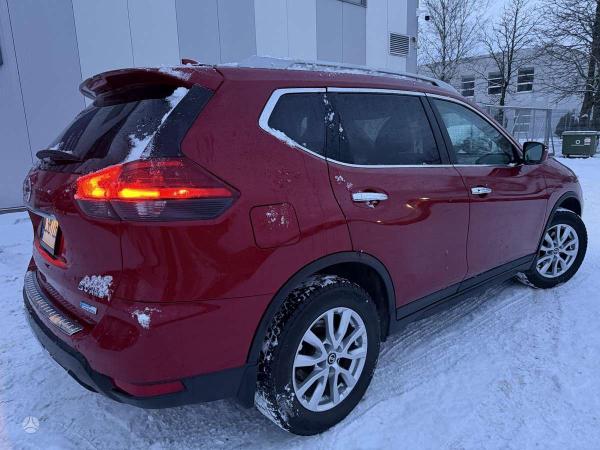 Red Nissan Rogue 2017 in Kaunas, with an engine capacity of 2.00 L and mileage of 180 thousand km for 8950 €, photo 4 on AUTOMOTO.COM.LV