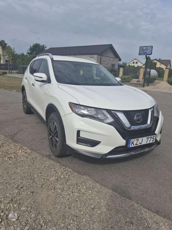 White Nissan Rogue 2017 in Siauliai, with an engine capacity of 2.49 L and mileage of 28 thousand km for 12500 €, photo 1 on AUTOMOTO.COM.LV