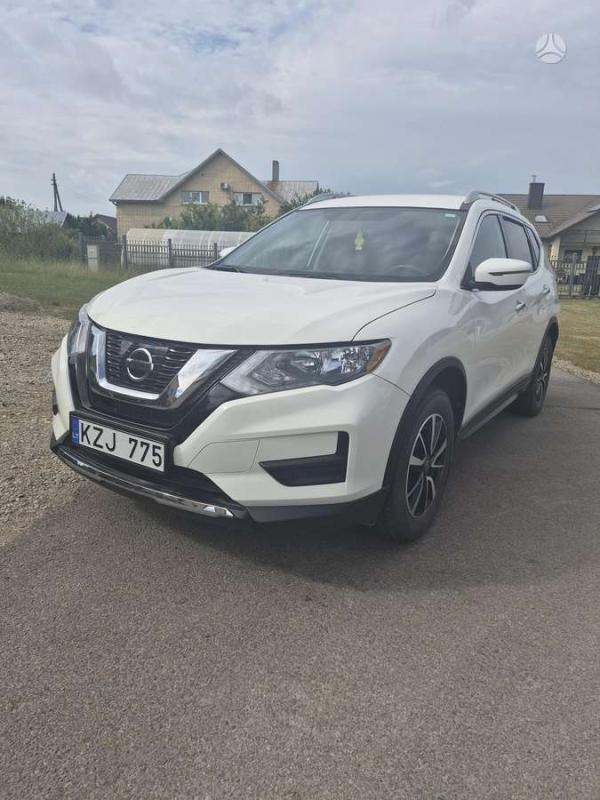 White Nissan Rogue 2017 in Siauliai, with an engine capacity of 2.49 L and mileage of 28 thousand km for 12500 €, photo 2 on AUTOMOTO.COM.LV