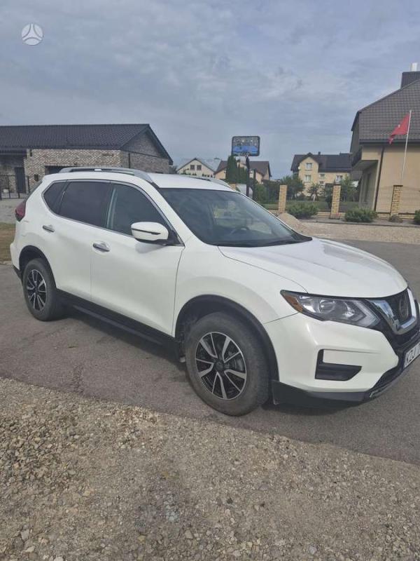 White Nissan Rogue 2017 in Siauliai, with an engine capacity of 2.49 L and mileage of 28 thousand km for 12500 €, photo 3 on AUTOMOTO.COM.LV