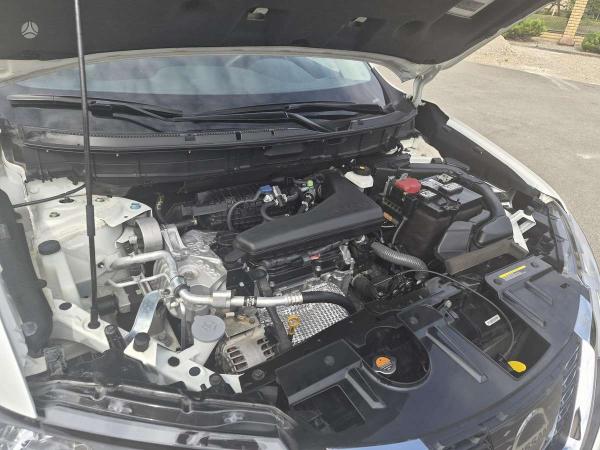White Nissan Rogue 2017 in Siauliai, with an engine capacity of 2.49 L and mileage of 28 thousand km for 12500 €, photo 4 on AUTOMOTO.COM.LV