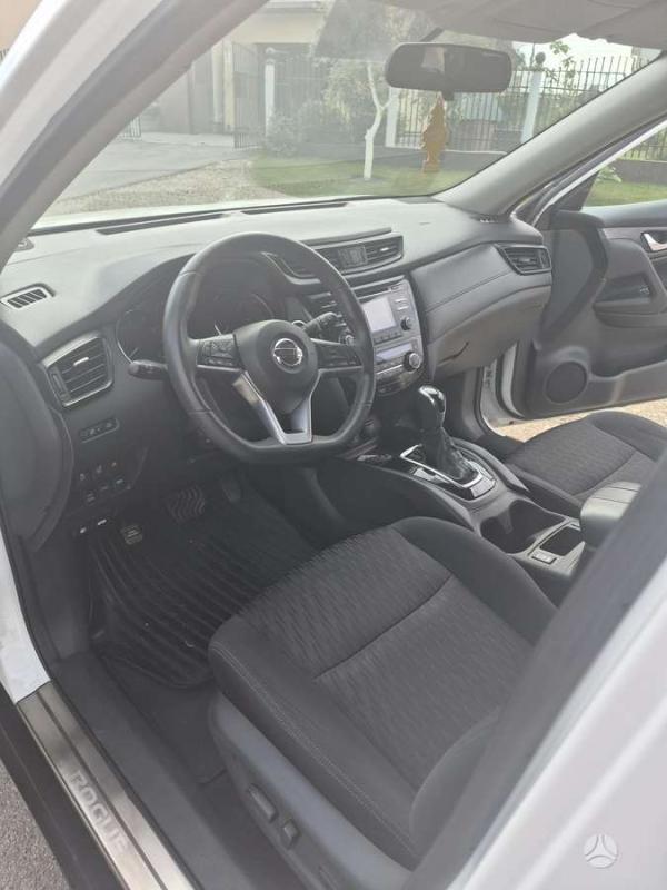 White Nissan Rogue 2017 in Siauliai, with an engine capacity of 2.49 L and mileage of 28 thousand km for 12500 €, photo 6 on AUTOMOTO.COM.LV