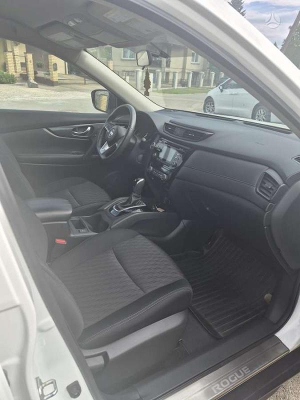 White Nissan Rogue 2017 in Siauliai, with an engine capacity of 2.49 L and mileage of 28 thousand km for 12500 €, photo 7 on AUTOMOTO.COM.LV