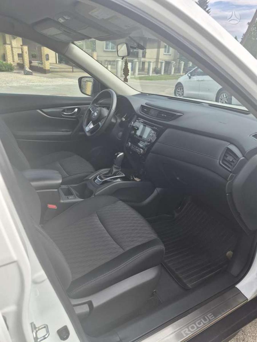White Nissan Rogue 2017 in Siauliai, with an engine capacity of 2.49 L and mileage of 28 thousand km for 12500 €, photo 8 on AUTOMOTO.COM.LV