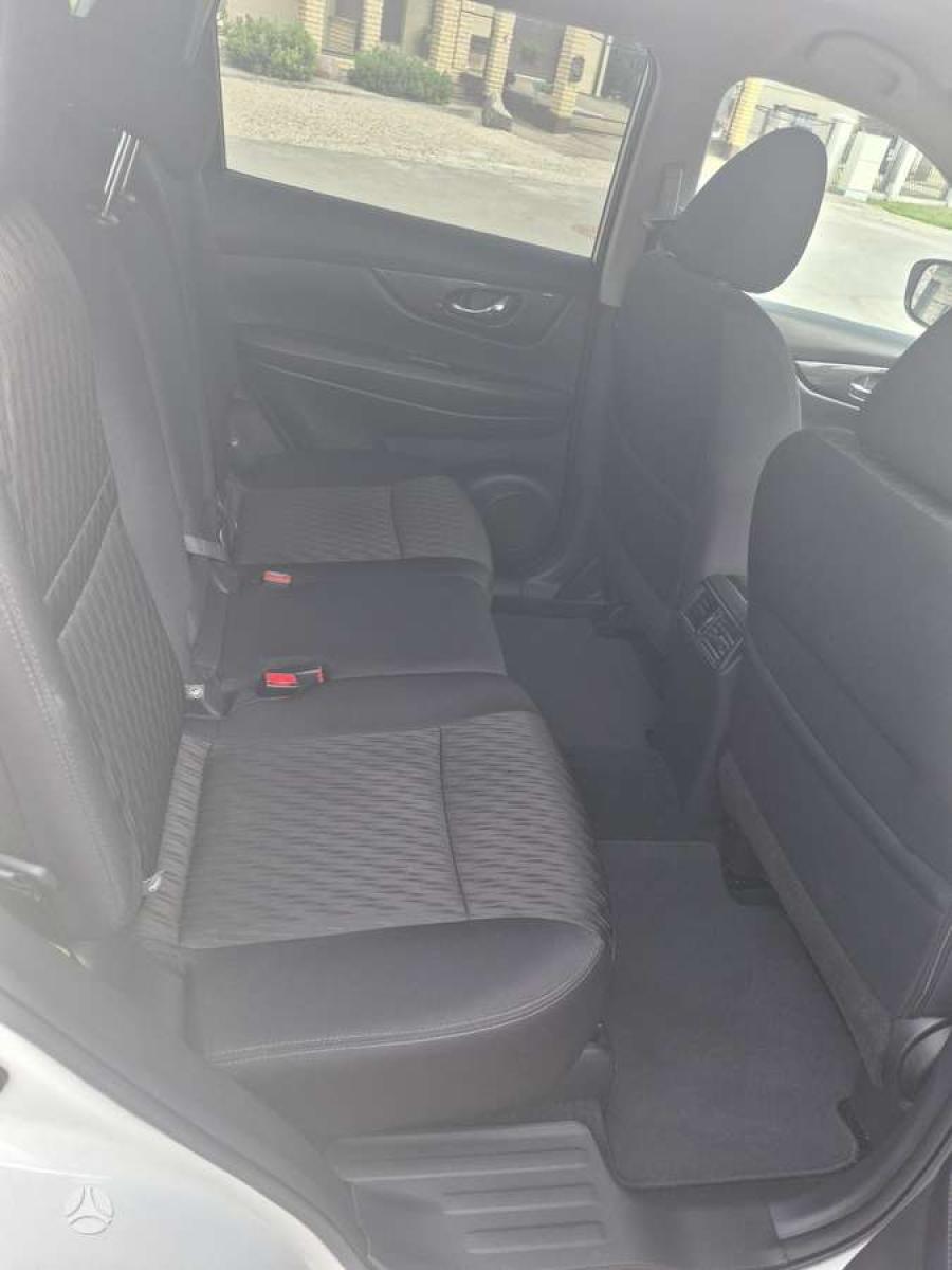 White Nissan Rogue 2017 in Siauliai, with an engine capacity of 2.49 L and mileage of 28 thousand km for 12500 €, photo 9 on AUTOMOTO.COM.LV