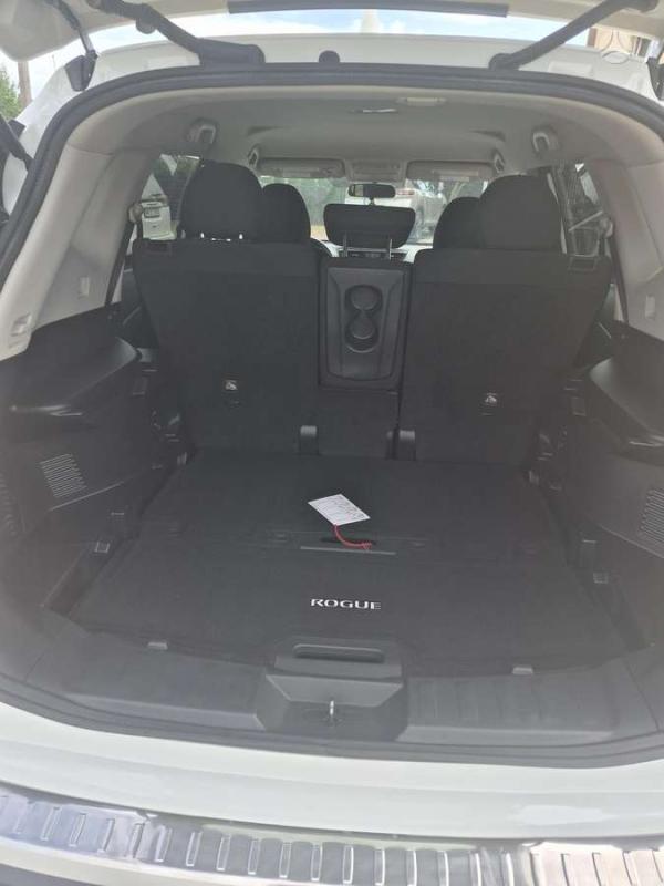 White Nissan Rogue 2017 in Siauliai, with an engine capacity of 2.49 L and mileage of 28 thousand km for 12500 €, photo 9 on AUTOMOTO.COM.LV