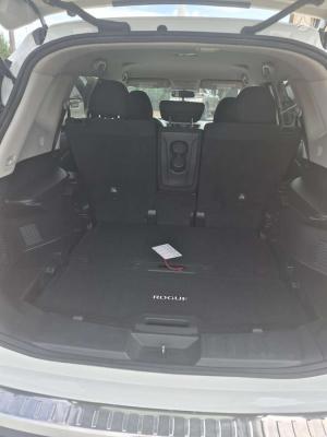 White Nissan Rogue 2017 in Siauliai, with an engine capacity of 2.49 L and mileage of 28 thousand km for 12500 €, photo 10 on AUTOMOTO.COM.LV