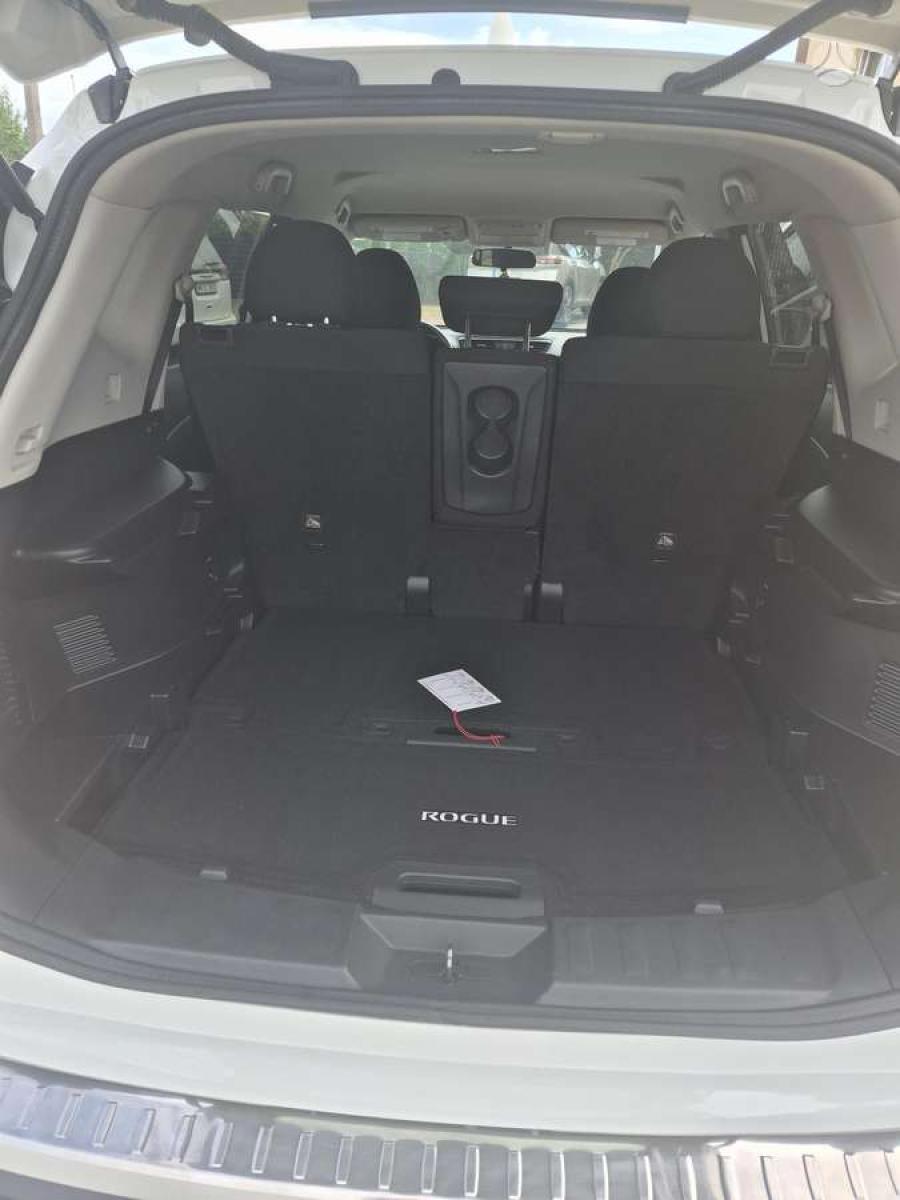 White Nissan Rogue 2017 in Siauliai, with an engine capacity of 2.49 L and mileage of 28 thousand km for 12500 €, photo 10 on AUTOMOTO.COM.LV
