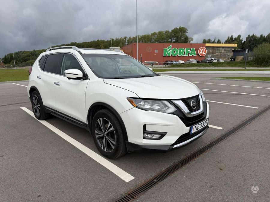 White Nissan Rogue 2017 in Gargzdai, with an engine capacity of 2.50 L and mileage of 159 thousand km for 9500 €, photo 3 on AUTOMOTO.COM.LV