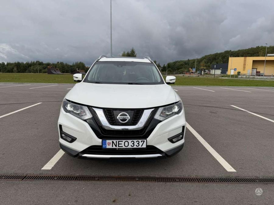 White Nissan Rogue 2017 in Gargzdai, with an engine capacity of 2.50 L and mileage of 159 thousand km for 9500 €, photo 8 on AUTOMOTO.COM.LV