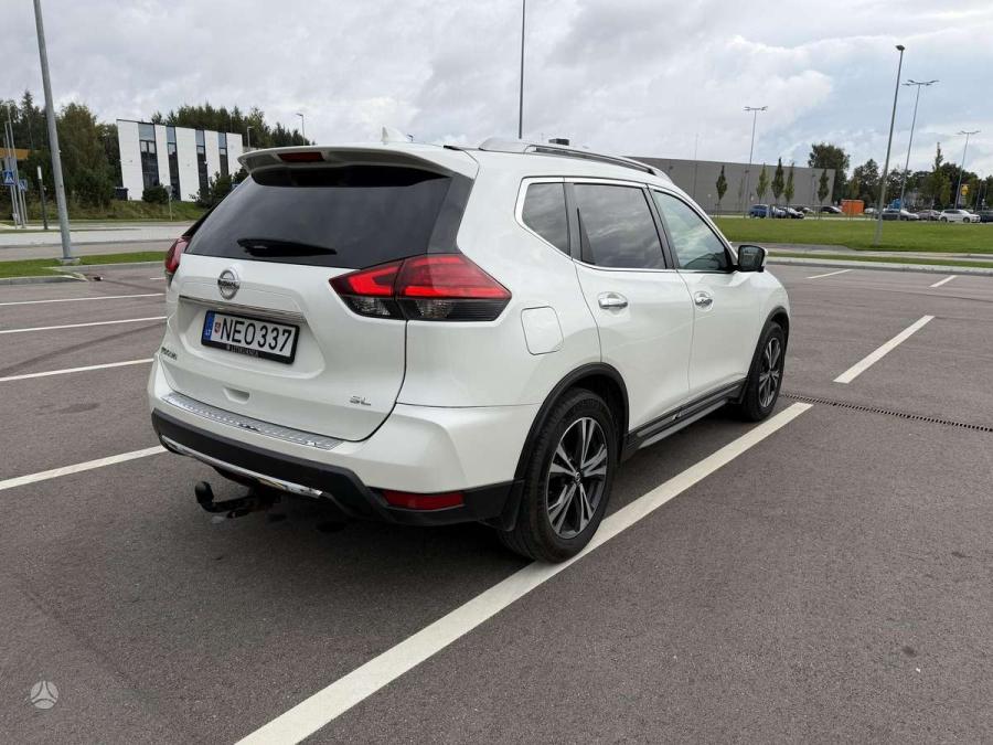 White Nissan Rogue 2017 in Gargzdai, with an engine capacity of 2.50 L and mileage of 159 thousand km for 9500 €, photo 10 on AUTOMOTO.COM.LV