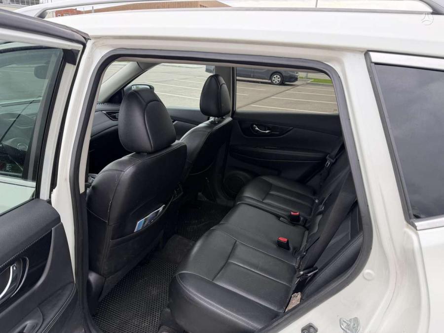White Nissan Rogue 2017 in Gargzdai, with an engine capacity of 2.50 L and mileage of 159 thousand km for 9500 €, photo 13 on AUTOMOTO.COM.LV