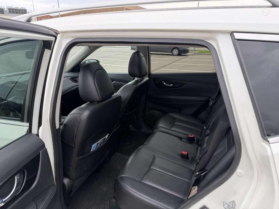 White Nissan Rogue 2017 in Gargzdai, with an engine capacity of 2.50 L and mileage of 159 thousand km for 9500 €, photo 14 on AUTOMOTO.COM.LV