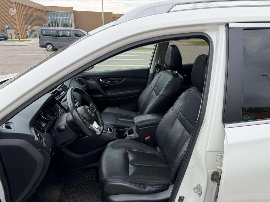 White Nissan Rogue 2017 in Gargzdai, with an engine capacity of 2.50 L and mileage of 159 thousand km for 9500 €, photo 15 on AUTOMOTO.COM.LV