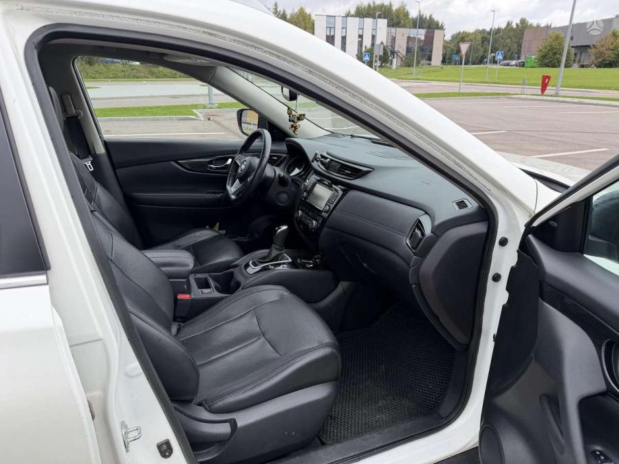 White Nissan Rogue 2017 in Gargzdai, with an engine capacity of 2.50 L and mileage of 159 thousand km for 9500 €, photo 16 on AUTOMOTO.COM.LV