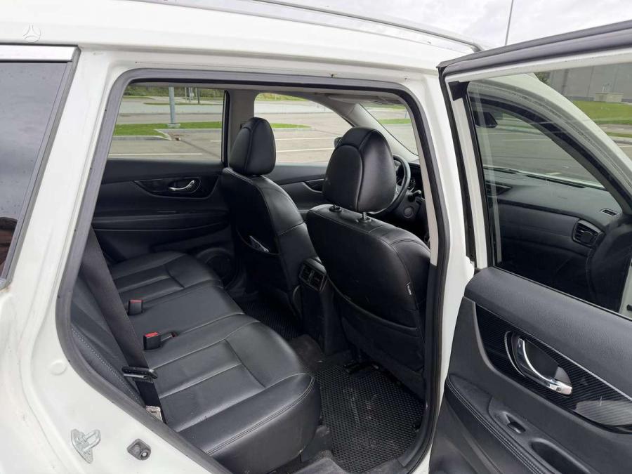 White Nissan Rogue 2017 in Gargzdai, with an engine capacity of 2.50 L and mileage of 159 thousand km for 9500 €, photo 17 on AUTOMOTO.COM.LV