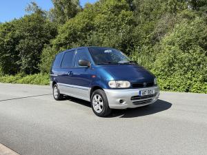 Zils Nissan Serena 1999 Tallina, ar dzinēja tilpumu 1.60 L un nobraukumu 205 tūkst. km par 3900 €, foto  vietnē AUTOMOTO.COM.LV