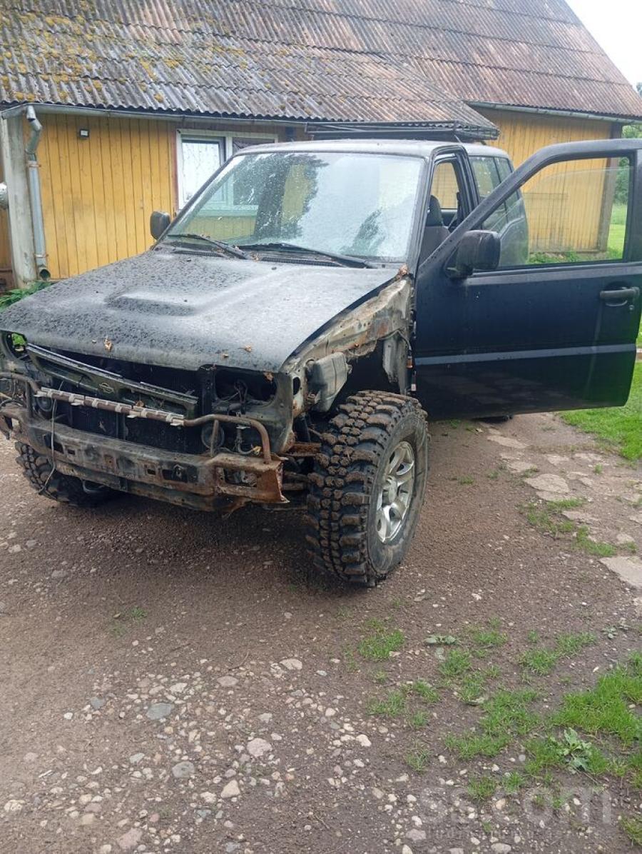 Черный Ниссан Terrano II 1995 в Резекне, объемом двигателя 2.40 л и пробегом 251 тыс. км за 700 €, фото 4 на AUTOMOTO.COM.LV