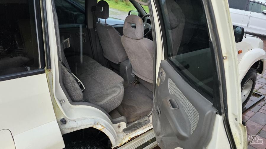 Balts Nissan Terrano 1995 Plungė, ar dzinēja tilpumu 2.40 L un nobraukumu 230 tūkst. km par 1000 €, foto 7 vietnē AUTOMOTO.COM.LV