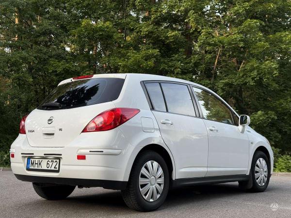 White Nissan TIIDA 2008 in Vilnius, with an engine capacity of 1.60 L and mileage of 300 thousand km for 1799 €, photo 5 on AUTOMOTO.COM.LV