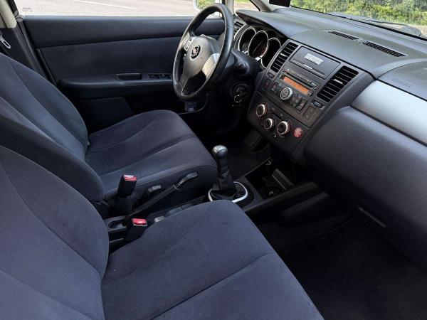 White Nissan TIIDA 2008 in Vilnius, with an engine capacity of 1.60 L and mileage of 300 thousand km for 1799 €, photo 8 on AUTOMOTO.COM.LV
