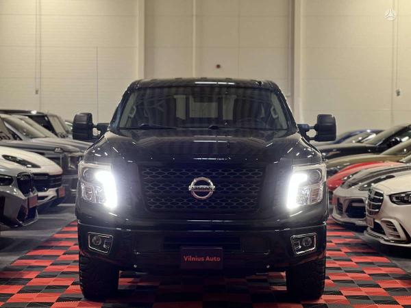 Black Nissan Titan 2019 in Vilnius, with an engine capacity of 4.98 L and mileage of 331 thousand km for 21990 €, photo 2 on AUTOMOTO.COM.LV
