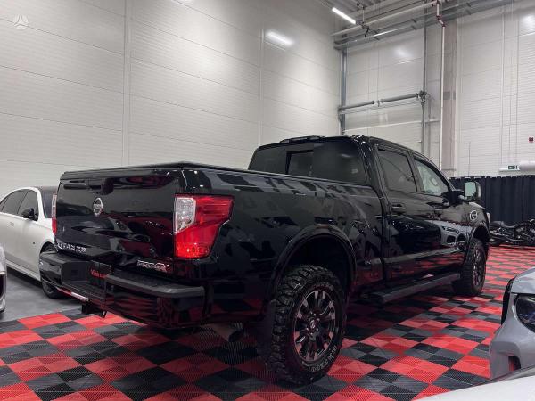 Black Nissan Titan 2019 in Vilnius, with an engine capacity of 4.98 L and mileage of 331 thousand km for 21990 €, photo 4 on AUTOMOTO.COM.LV