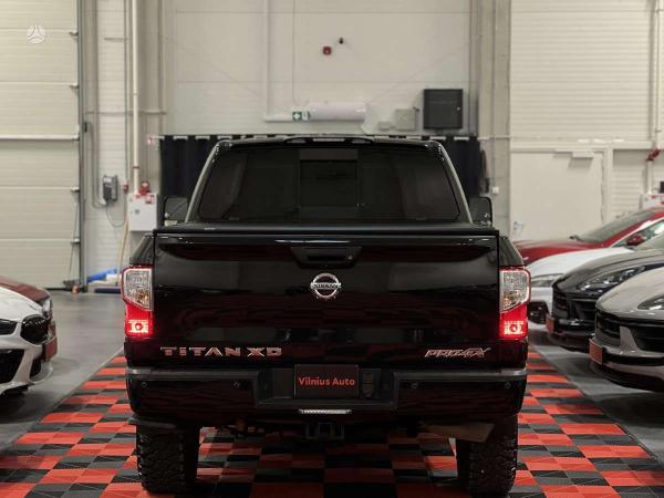 Black Nissan Titan 2019 in Vilnius, with an engine capacity of 4.98 L and mileage of 331 thousand km for 21990 €, photo 5 on AUTOMOTO.COM.LV